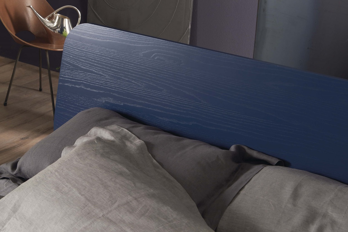 Cama de madera, con líneas suaves y simples | IDFdesign