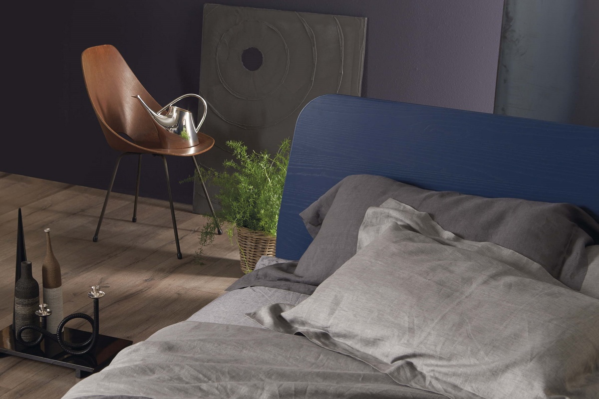 Cama de madera, con líneas suaves y simples | IDFdesign