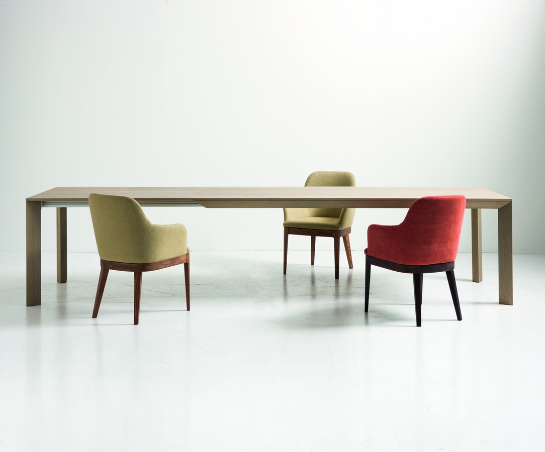 Mesa extensible en roble con patas triangulares | IDFdesign
